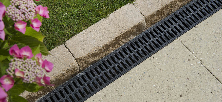 Drainage aanleggen? Hoe zorg je voor een goede afwatering in de tuin ...